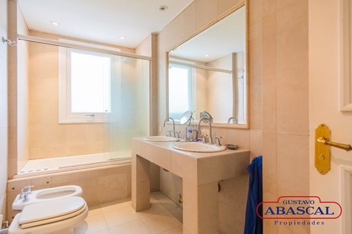 Gustavo Abascal Propiedades