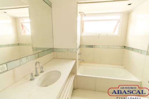 Gustavo Abascal Propiedades