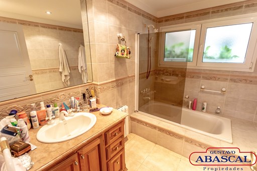 Gustavo Abascal Propiedades